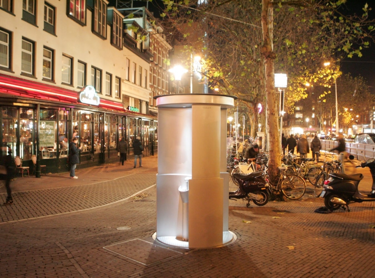 UriLift Triple: retractable unit featuring 3 self-sanitising gents’ urinals