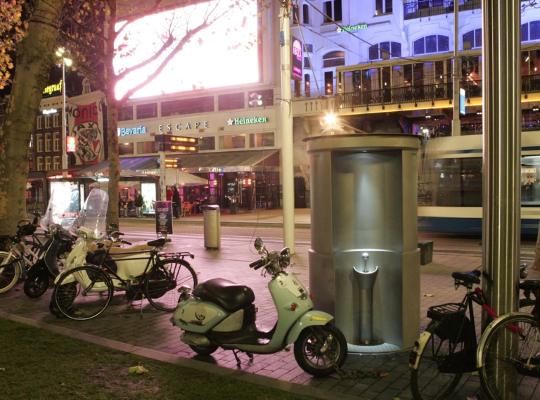 UriLift Triple: retractable unit featuring 3 self-sanitising gents’ urinals